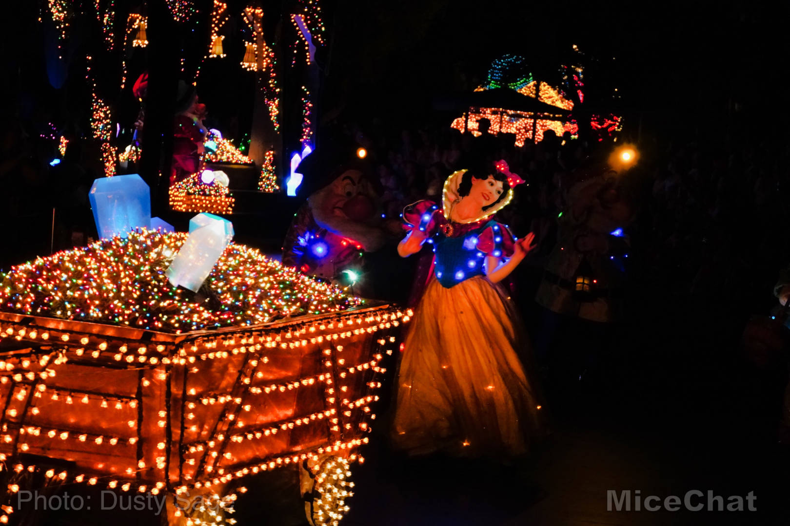 Disneyland-Electrical-Parade-Snow-White - MiceChat