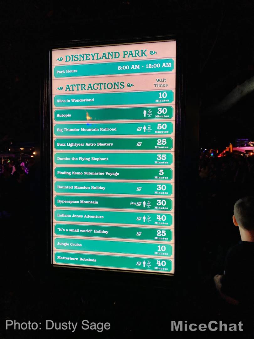 Disneyland-News-Crowds-Sign-Board-Saturday-Night - MiceChat
