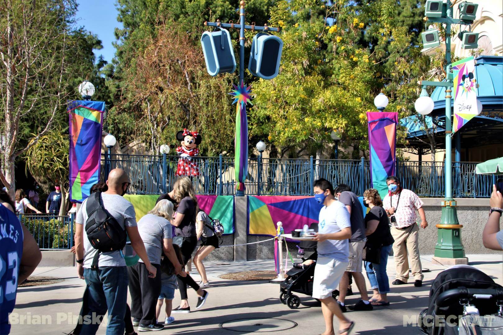 DCA_Taste of Disney_Minnie Crowd Shot - MiceChat