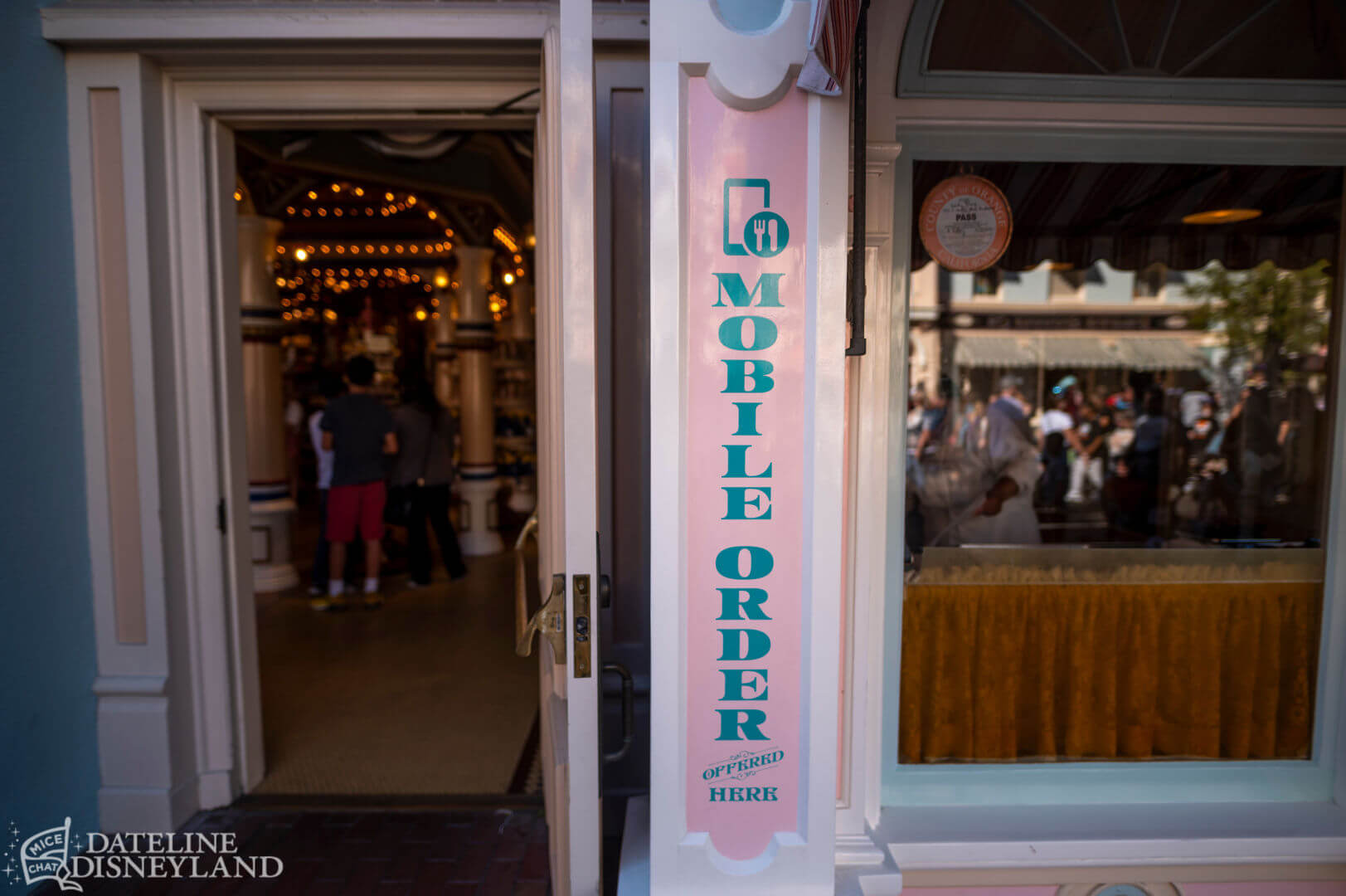 Disneyland Candy Palace Mobile Order sign DSC_6601-X5 - MiceChat