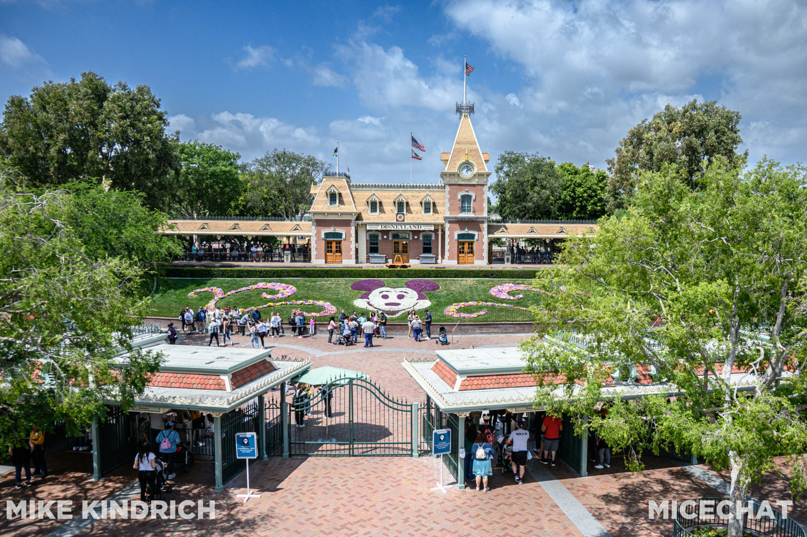 Disneyland_Front Gate_Esplanade_Mickey Floral Garden (1 of 1) - MiceChat