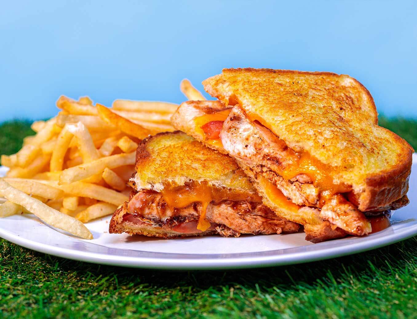 Chipotle Chicken Toastie Sandwich with Tomatoes - MiceChat