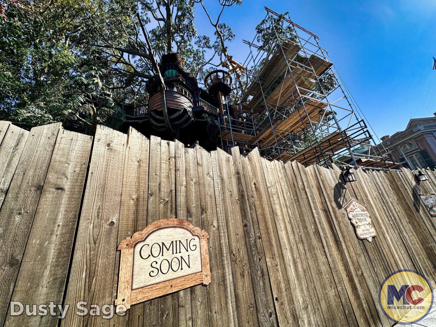 Disneyland News construction Adventureland Treehouse signs 2 MiceChat ...