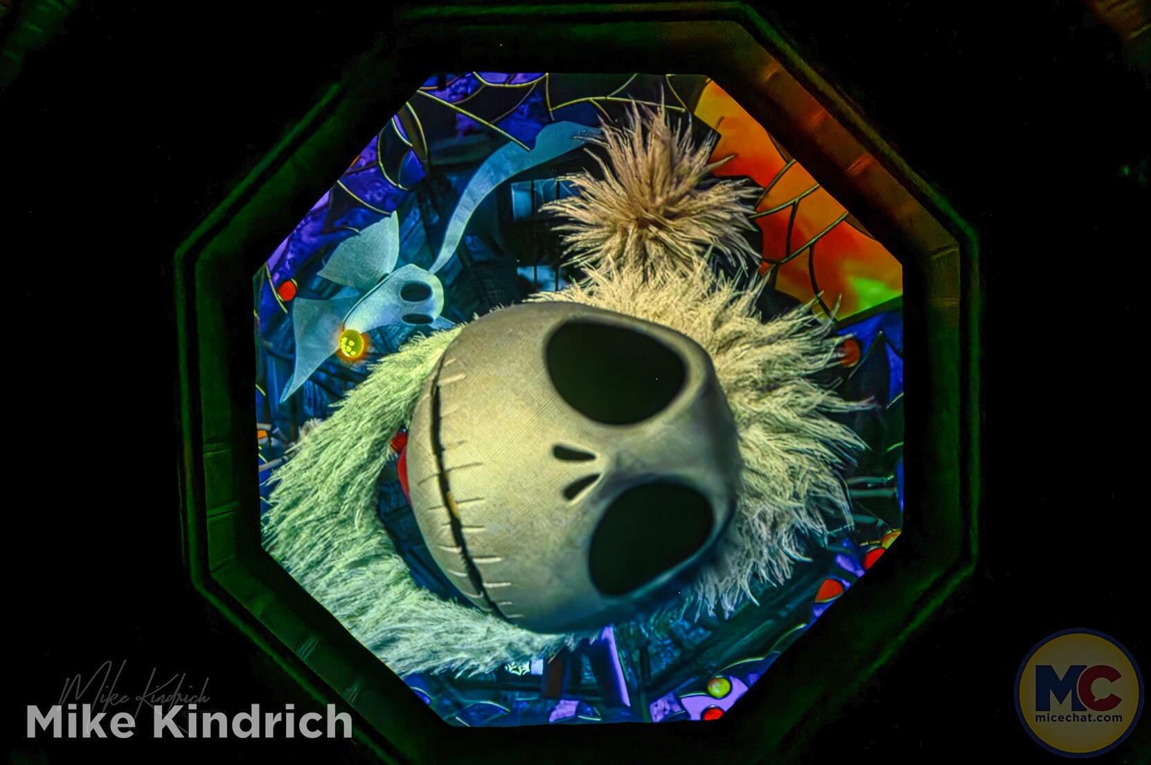Disneyland-News-Haunted Mansion Holiday stretching gallery jack ceiling ...