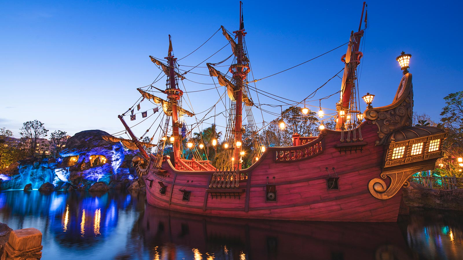 Tokyo Disneyland Skull Rock and Pirate Ship - MiceChat