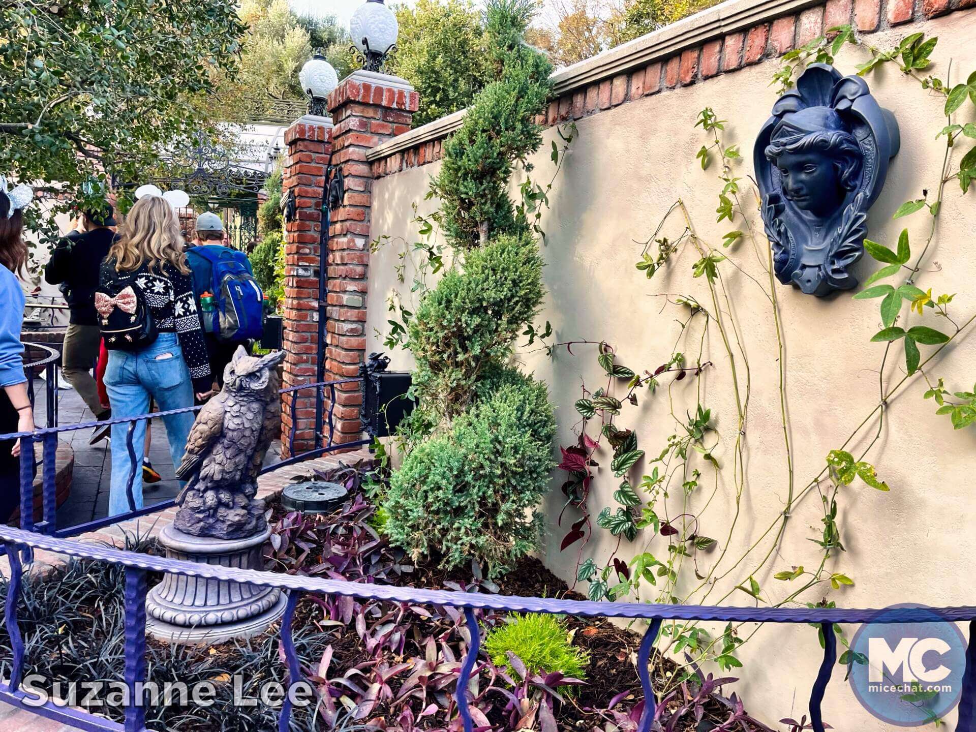 disneyland 1 Disneyland Haunted Mansion Queue Garden owl MiceChat ...