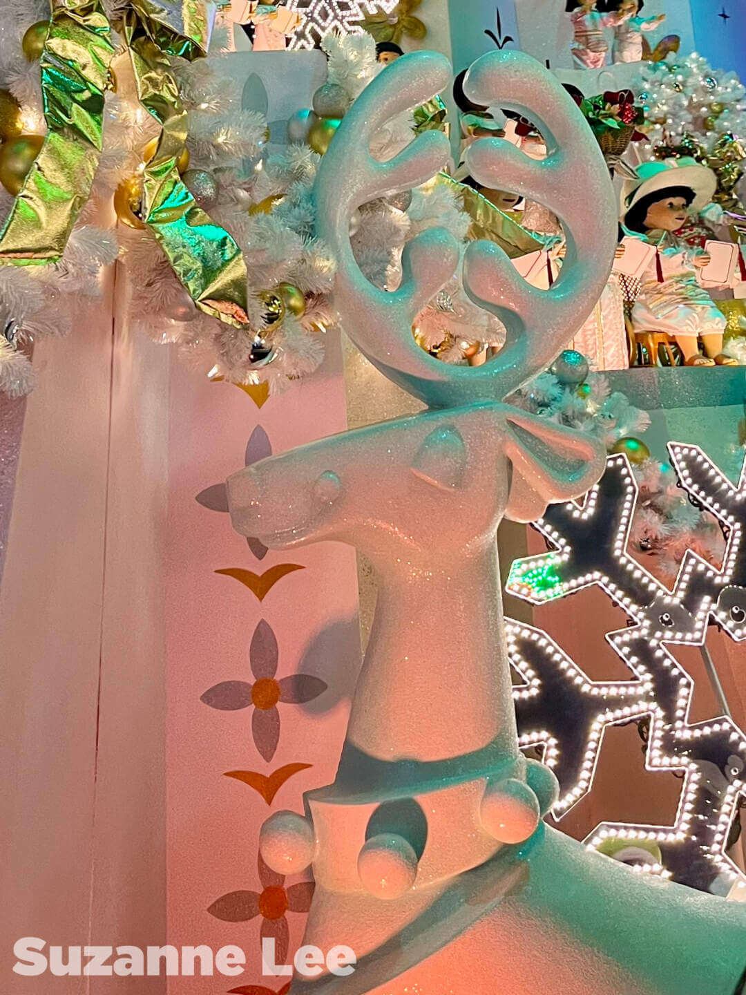 051_Disneyland_it's a small world holiday - MiceChat