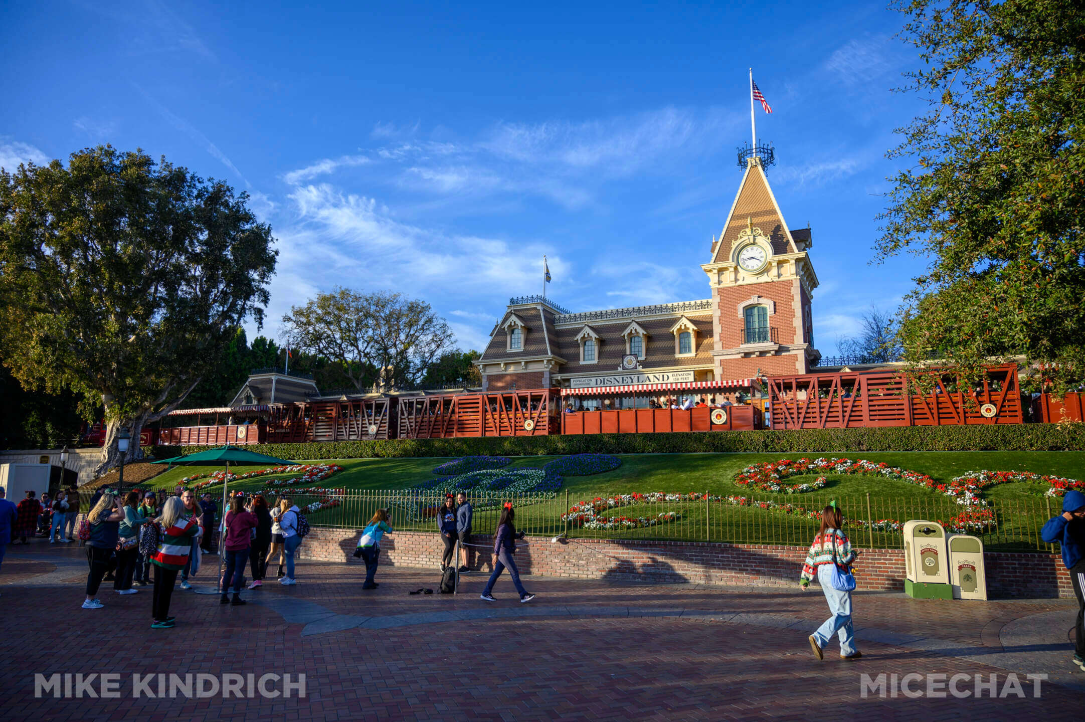 Disneyland_Main Gate_Mickey Floral Garden - MiceChat